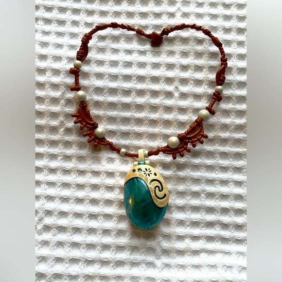 Disney | Accessories | Disneys Moana Shell Necklace Opens To Reveal The ...